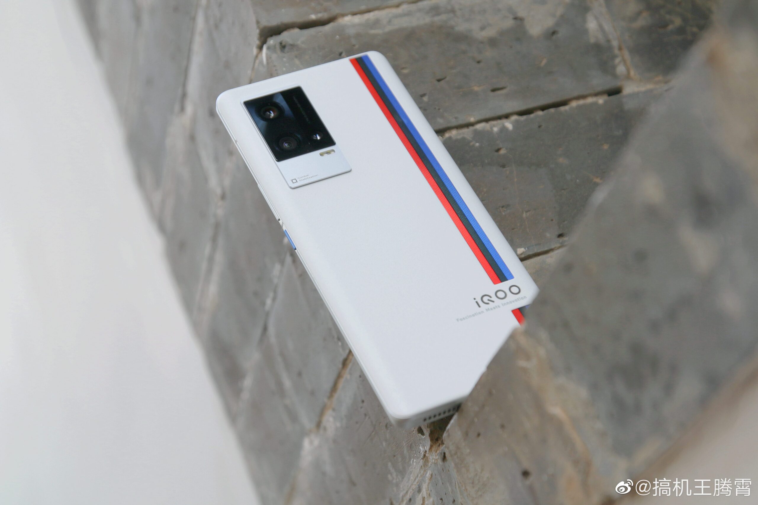 Trên tay iQOO 8 Pro: Mặt lưng giả carbon, màn hình OLED E5 cao cấp, Snapdragon 888+, sạc nhanh ...