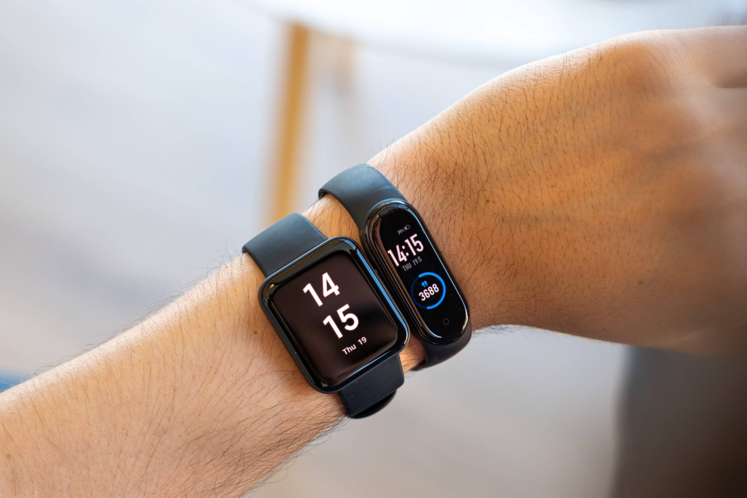 Trên tay POCO Watch: Thiết kế gọn nhẹ, màn hình AMOLED, có đo SpO2, pin ...