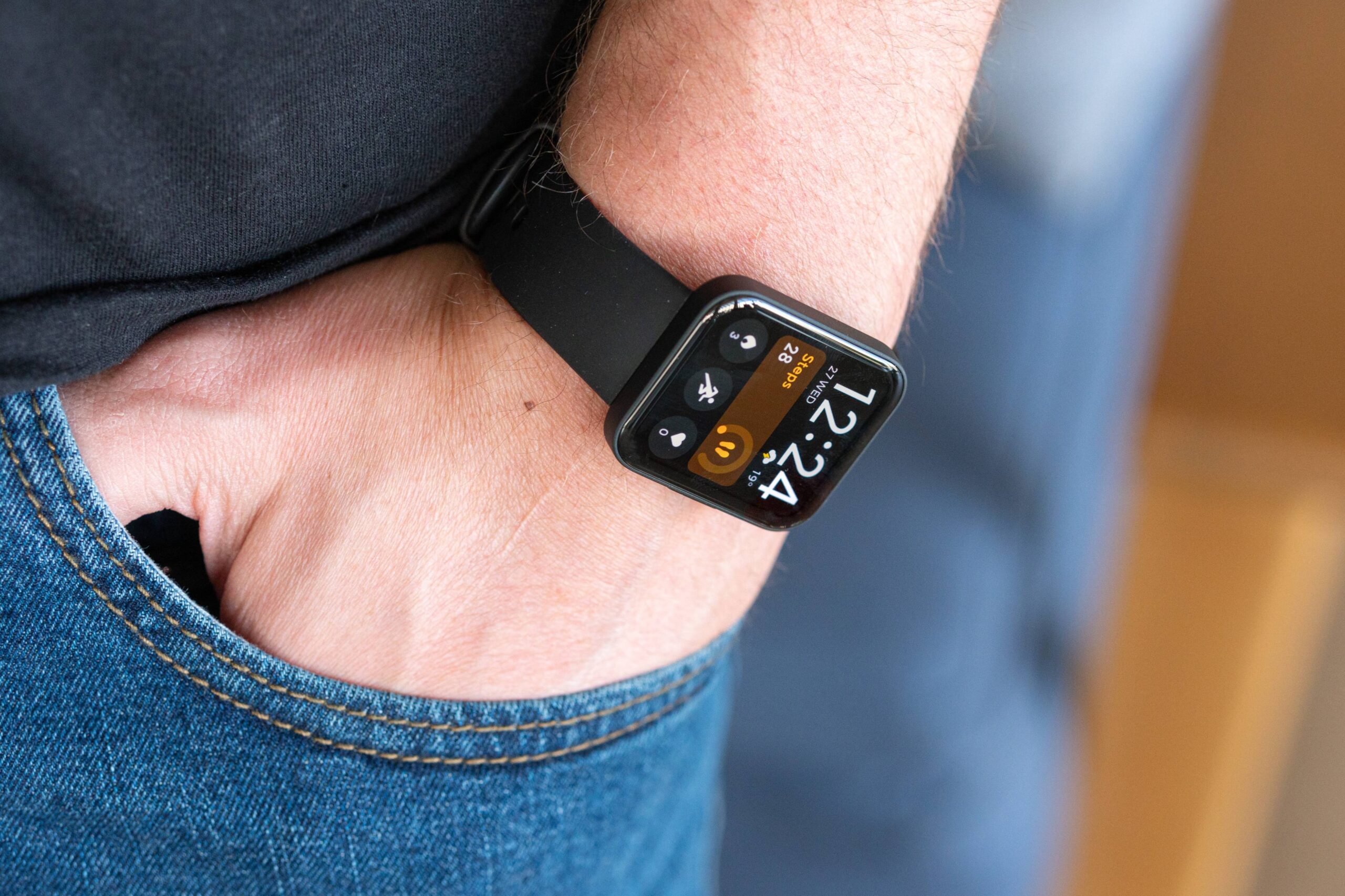 Trên tay POCO Watch: Thiết kế gọn nhẹ, màn hình AMOLED, có đo SpO2, pin ...