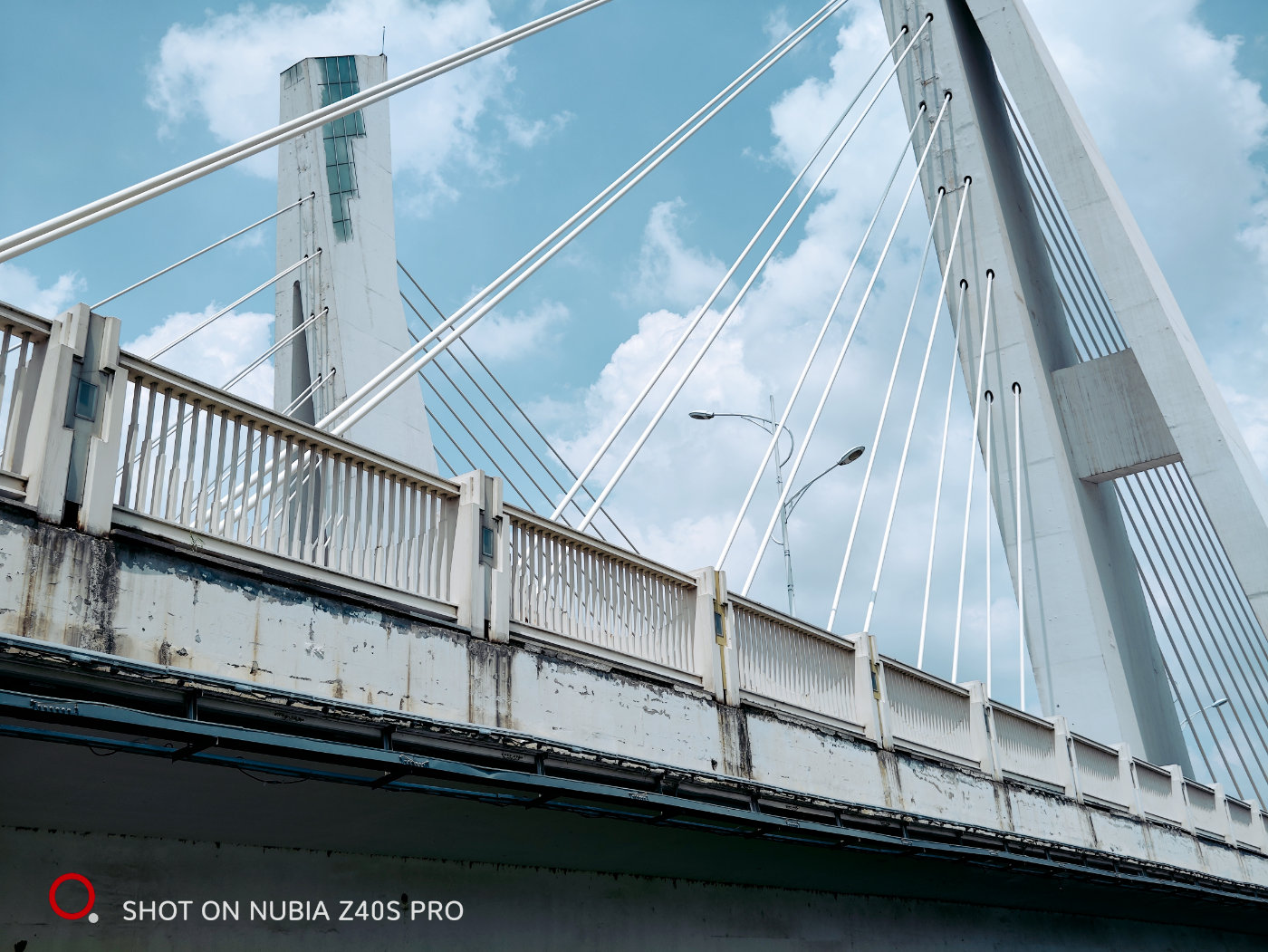 Trên tay nubia Z40S Pro: Thiết kế đẹp, Snapdragon 8+ Gen 1, sạc nhanh 120W, giá từ 11.9 triệu đồng