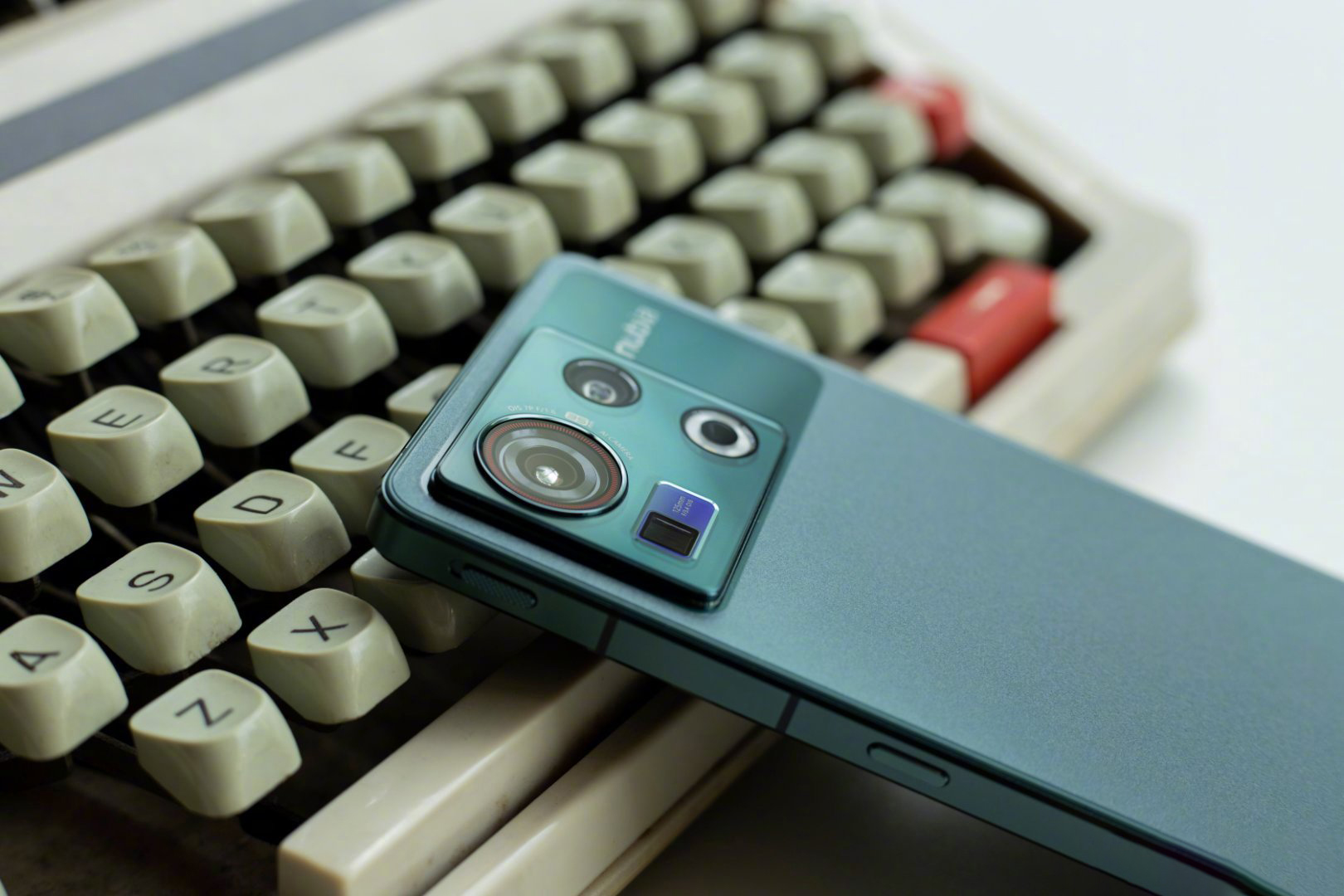 Trên tay nubia Z40S Pro: Thiết kế đẹp, Snapdragon 8+ Gen 1, sạc nhanh 120W, giá từ 11.9 triệu đồng