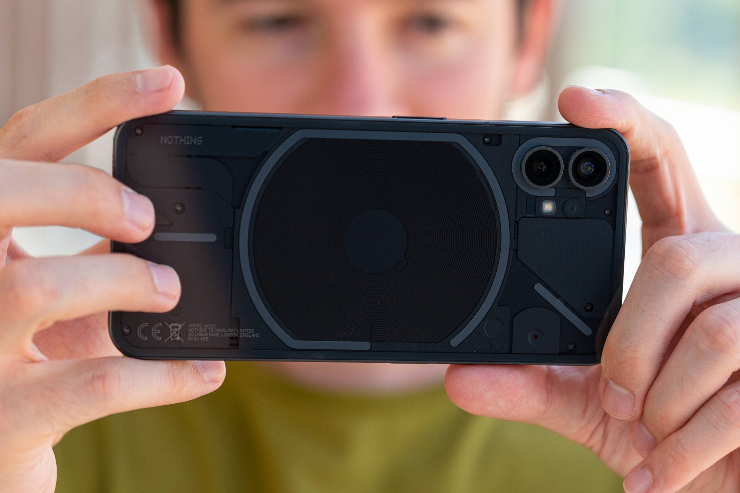 Trên tay Nothing phone (1): Smartphone mới của cựu sáng lập OnePlus có ...