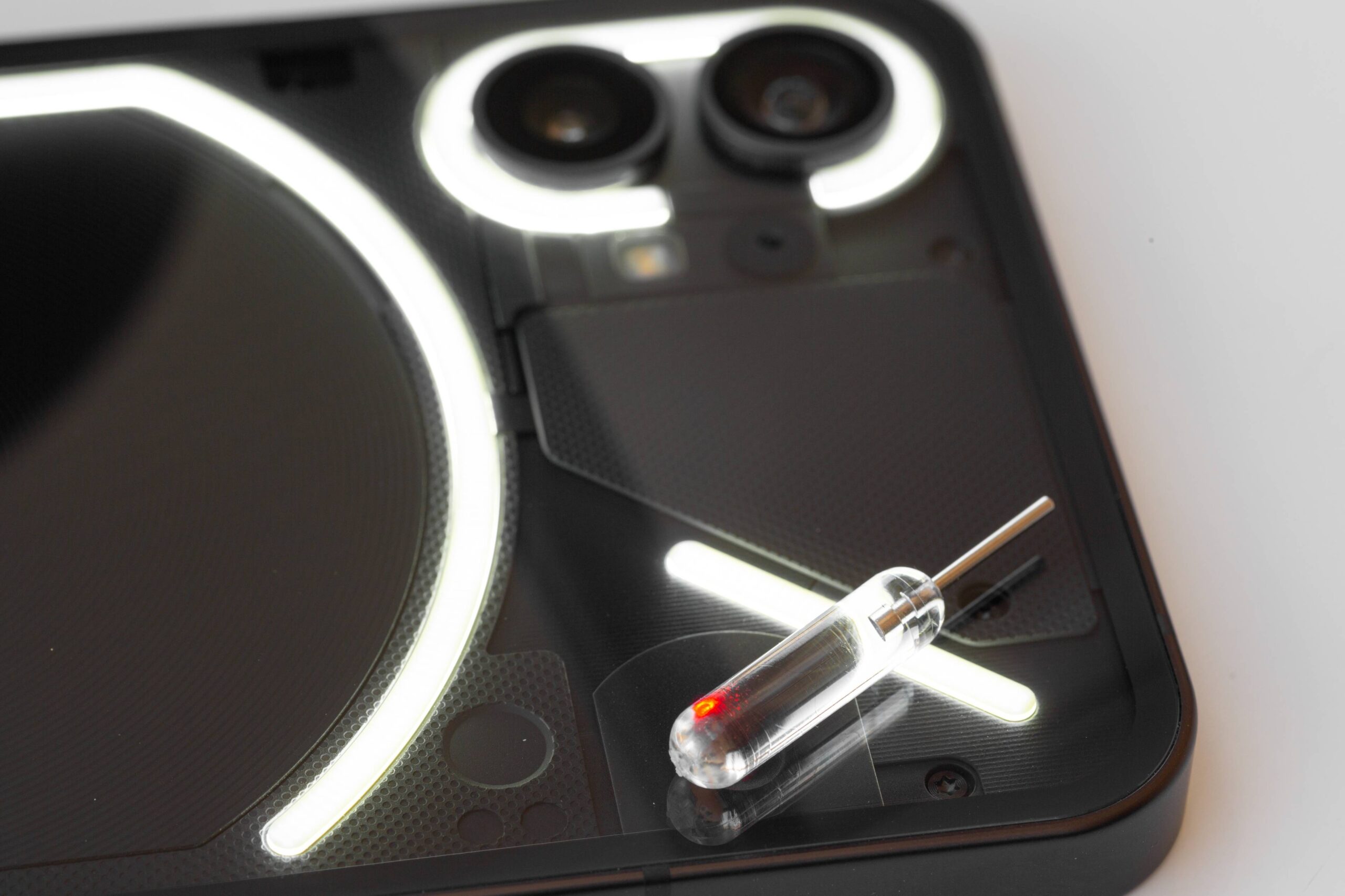 Trên tay Nothing phone (1): Smartphone mới của cựu sáng lập OnePlus có ...