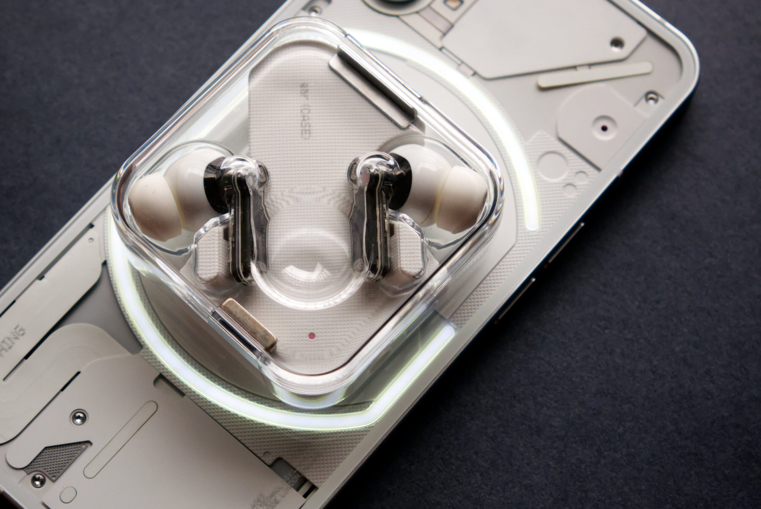 Trên tay Nothing phone (1): Smartphone mới của cựu sáng lập OnePlus có ...