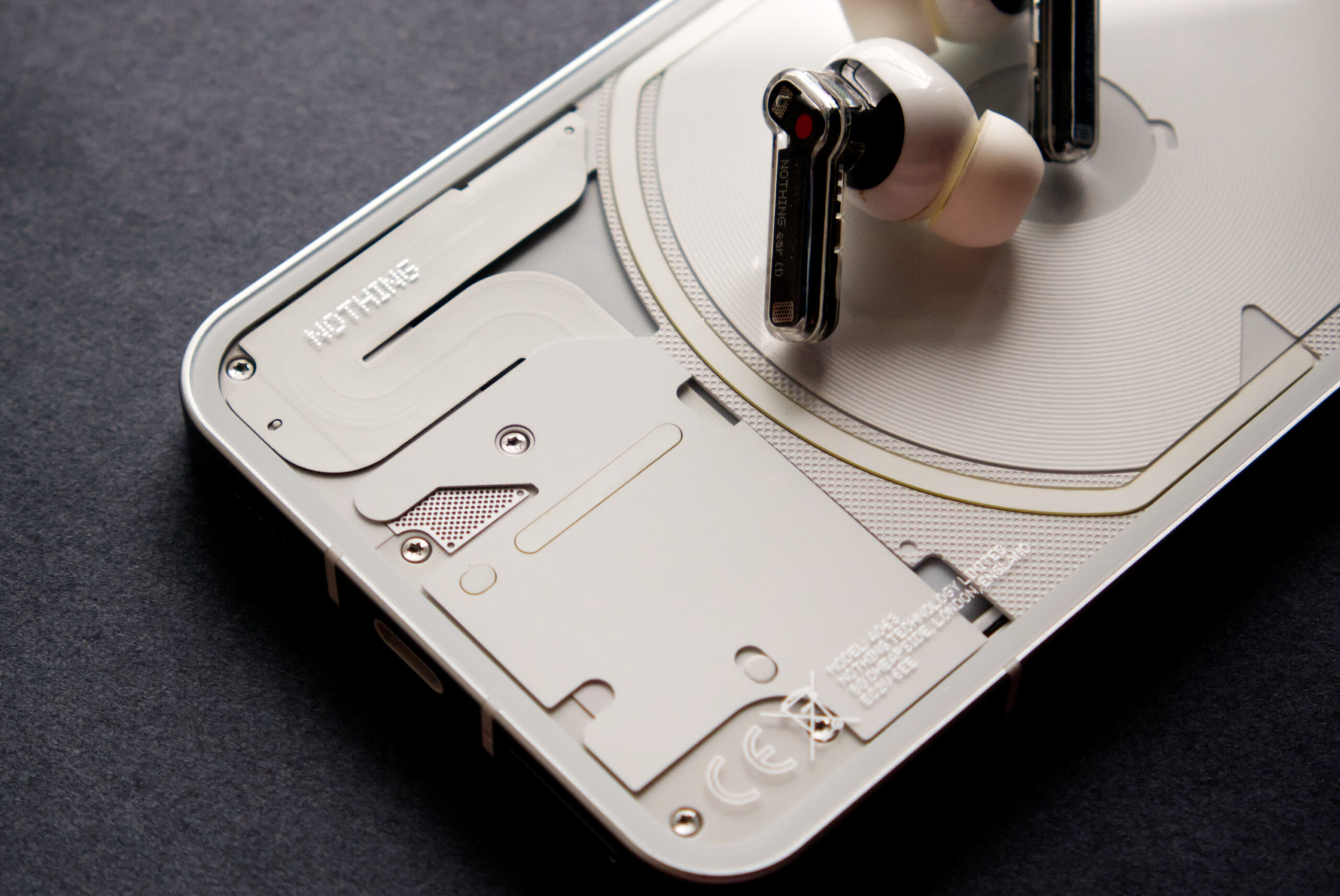 Trên tay Nothing phone (1): Smartphone mới của cựu sáng lập OnePlus có ...