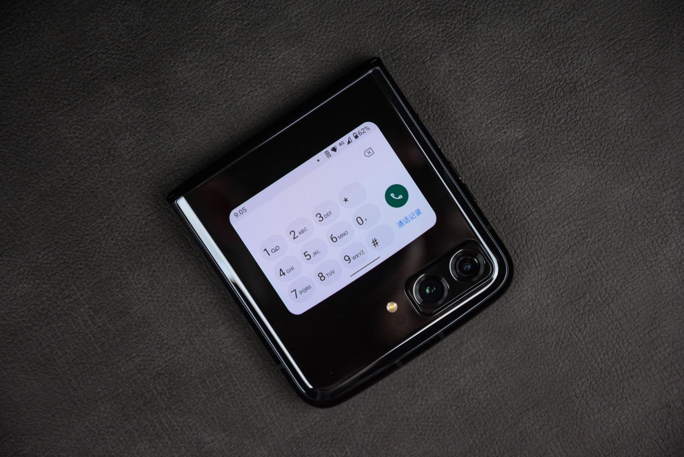 Trên tay Moto Razr 2022: Smartphone màn hình gập giống Galaxy Z Flip4 ...