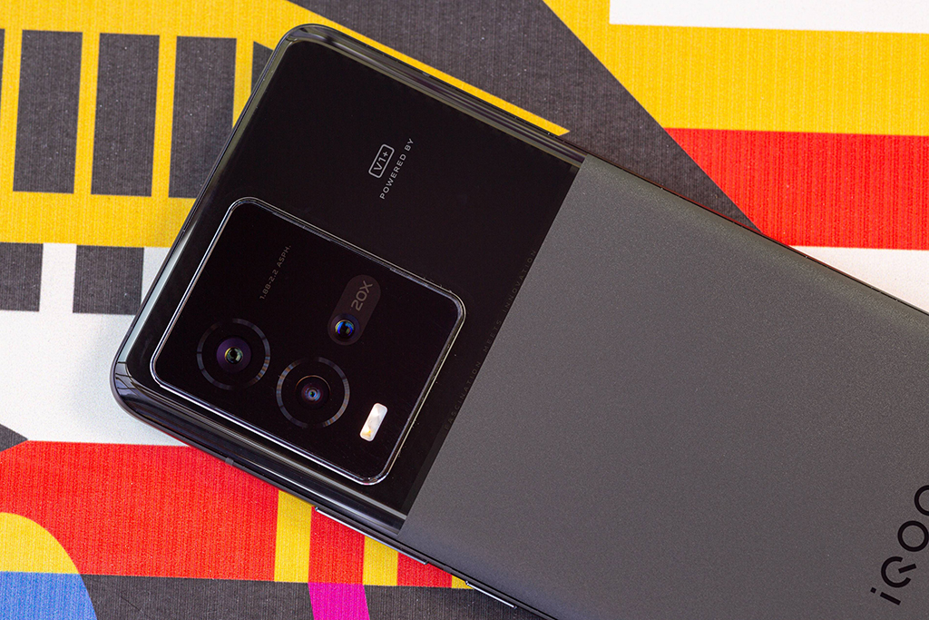 Trên tay iQOO 9T: Smartphone dùng chip Snapdragon 8+ Gen 1, sạc nhanh 120W nhưng giá dưới 15 triệu