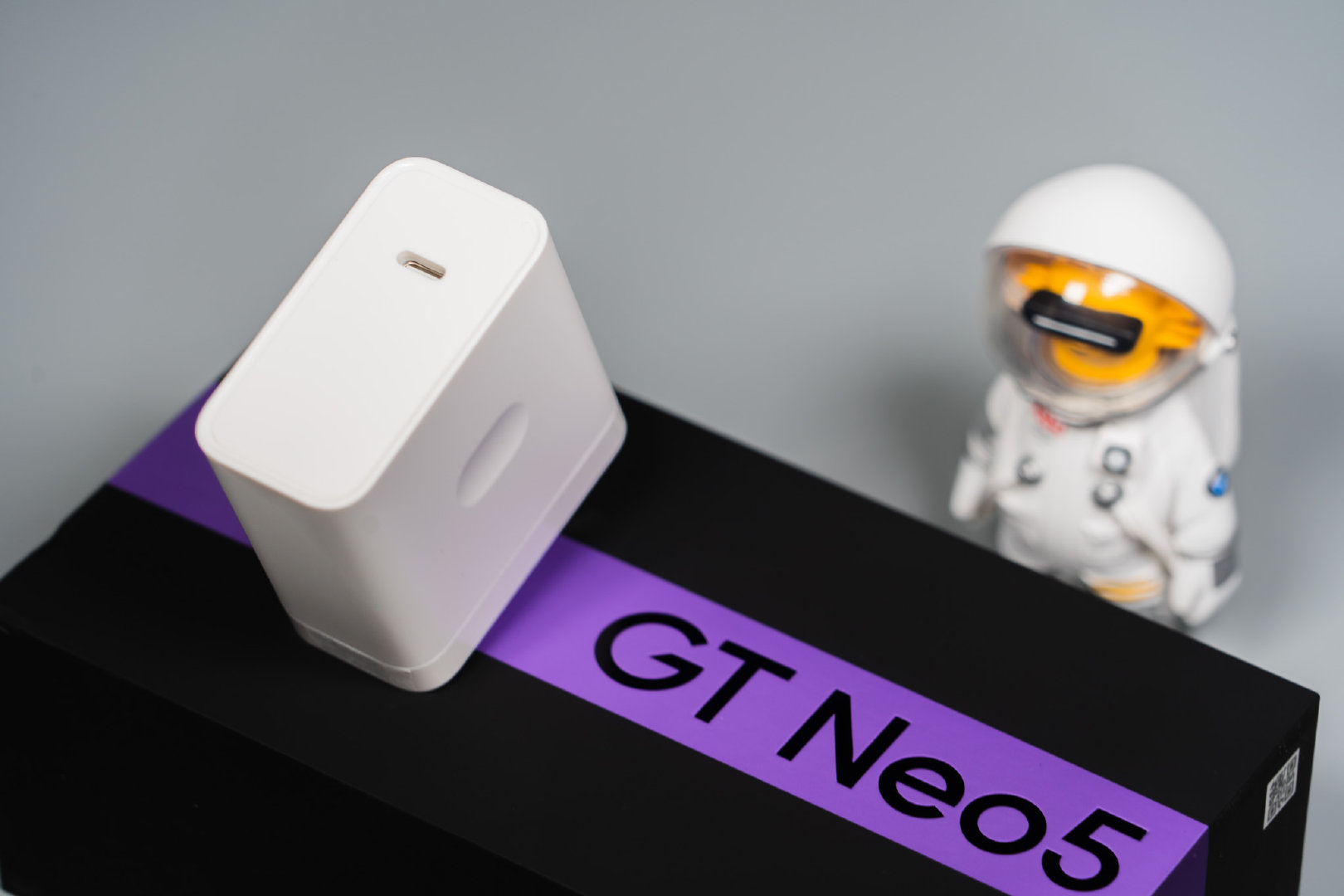 Ảnh thực tế realme GT Neo5: Thiết kế đẹp, Snapdragon 8+ Gen 1, sạc 9 ...