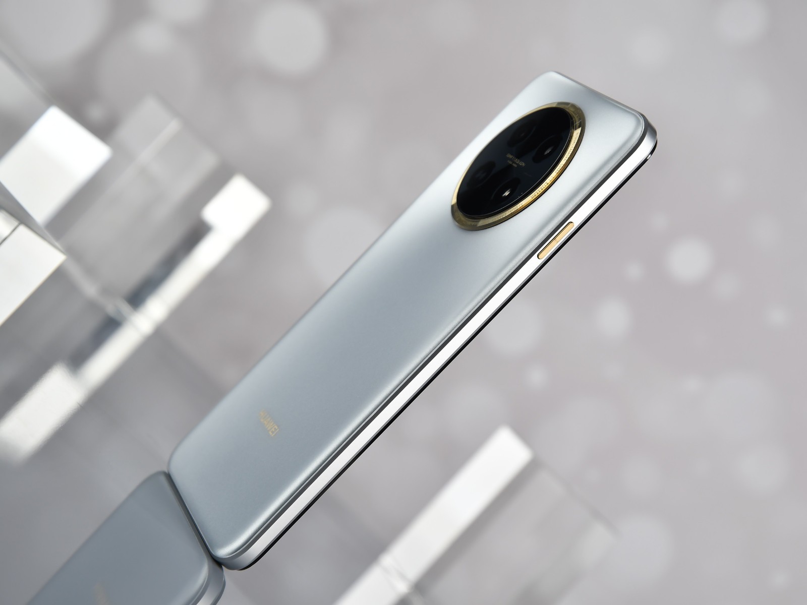 Cận cảnh Huawei Enjoy 60X: Thiết kế giống Huawei Mate, màn hình "tai thỏ", pin 7000mAh, giá 6.2 ...