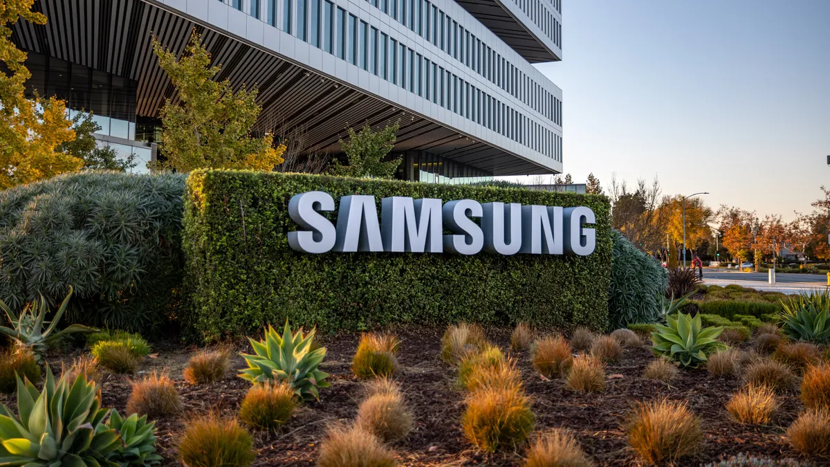 Lo ngại bị rò rỉ dữ liệu, Samsung muốn cấm nhân viên sử dụng AI để viết ...